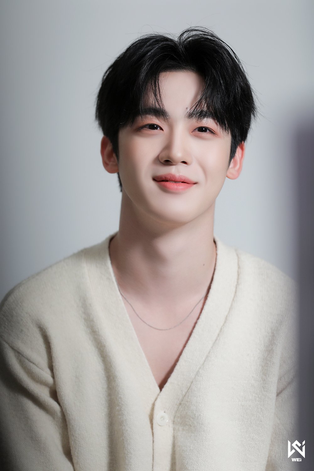 WEi Yohan behind photos - allkpop forums